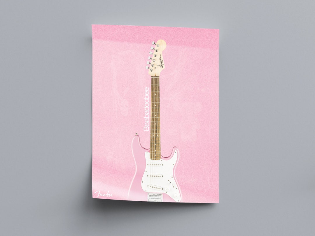 BEABADOOBEE Beatopia Guitar Poster Pink Poster Voor Op Slaapkamer ...