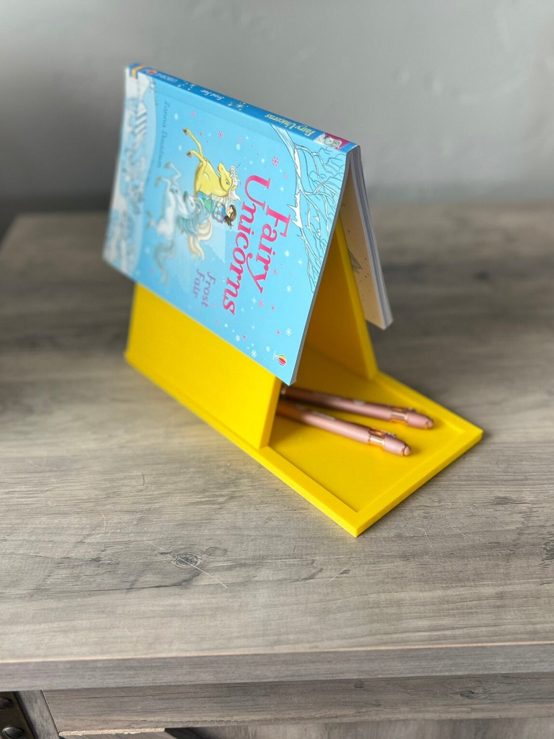 Triangle Book Holder With Recessed Base for Storage Stylish Bookshelf ...