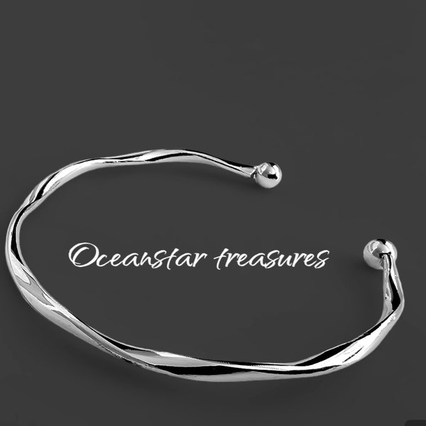 Mobius Bangle - Etsy