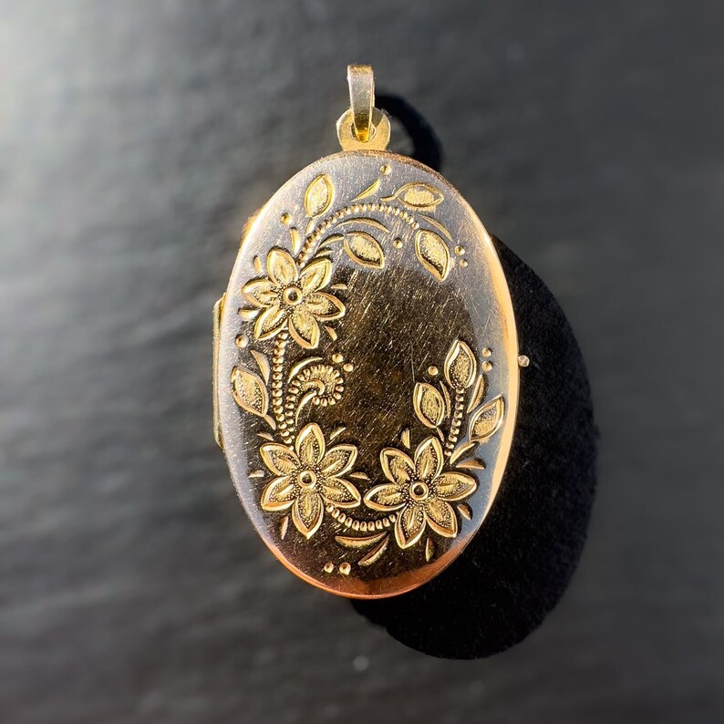 9ct Gold Vintage Large Oval Locket Floral Engraved Pendants Hallmarked ...