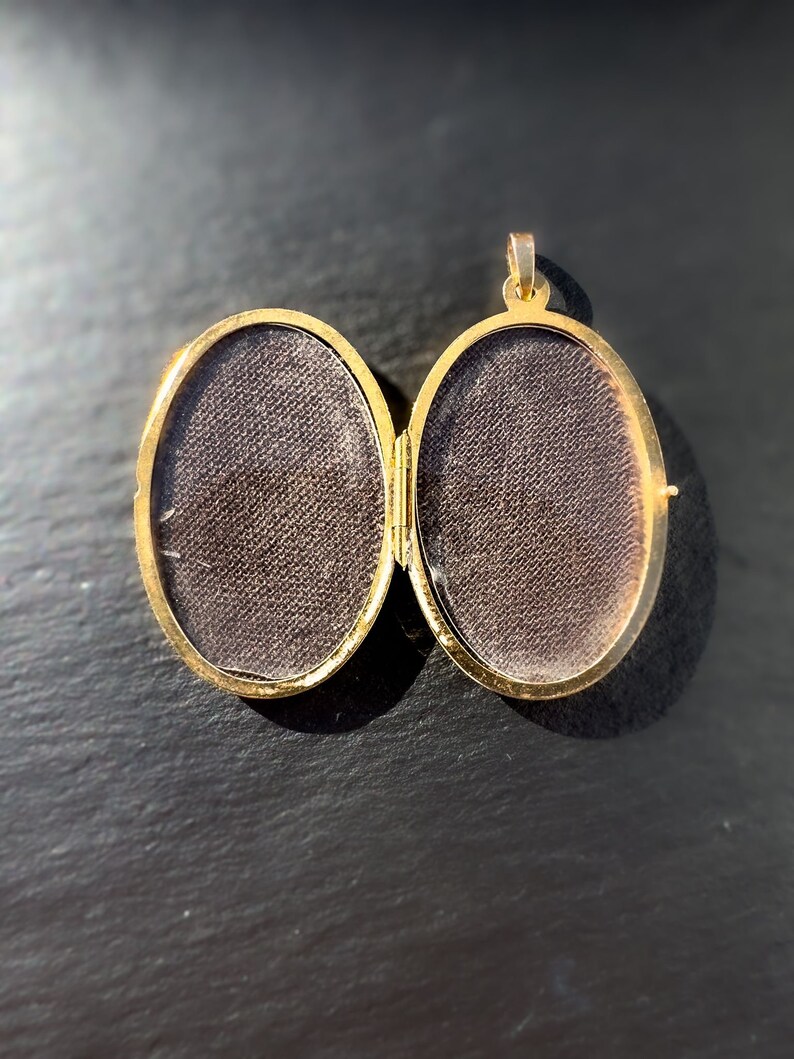 9ct Gold Vintage Large Oval Locket Floral Engraved Pendants Hallmarked ...