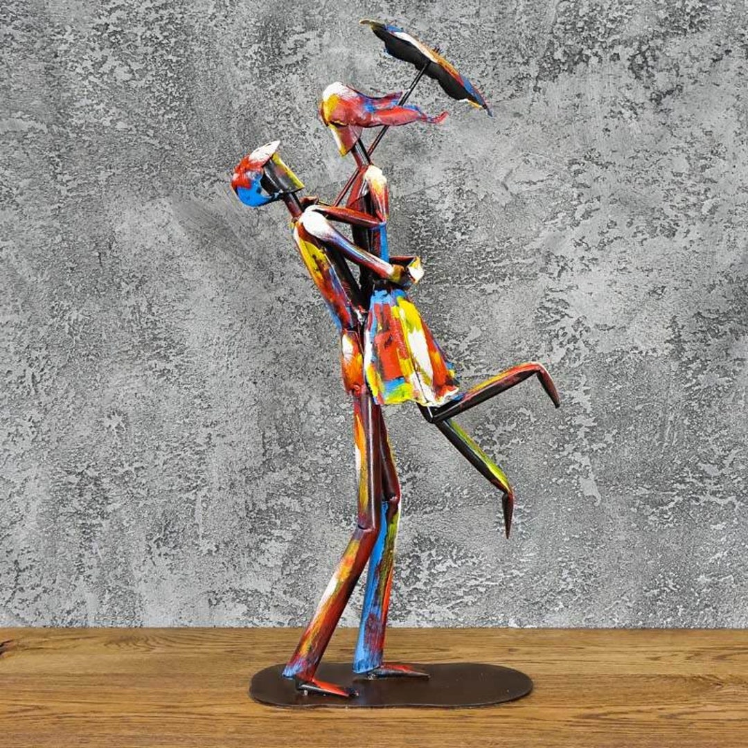 The Metal Sculpture for Shelves DRAIN Hugged Couple With Umbrella ...