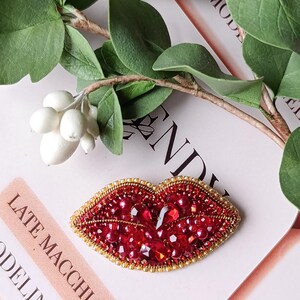Brooch Lips Fashion Icon Cute Accessory 3D Beaded Jewelry Brooch Made of Glass Beads Glamorous ...