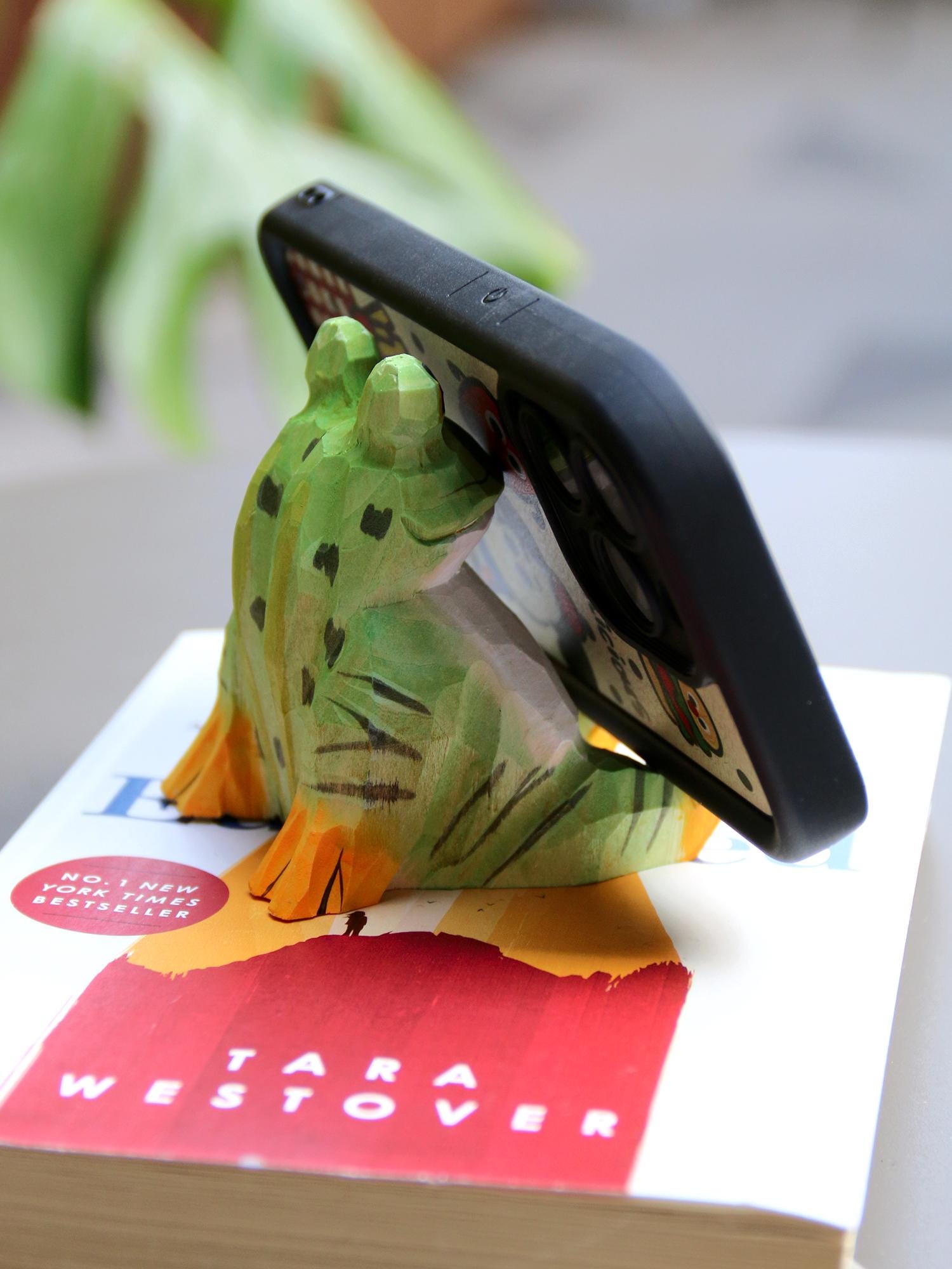 Wooden Frog Statue Phone Stand, Hand Carved Wooden Green Frog Phone ...