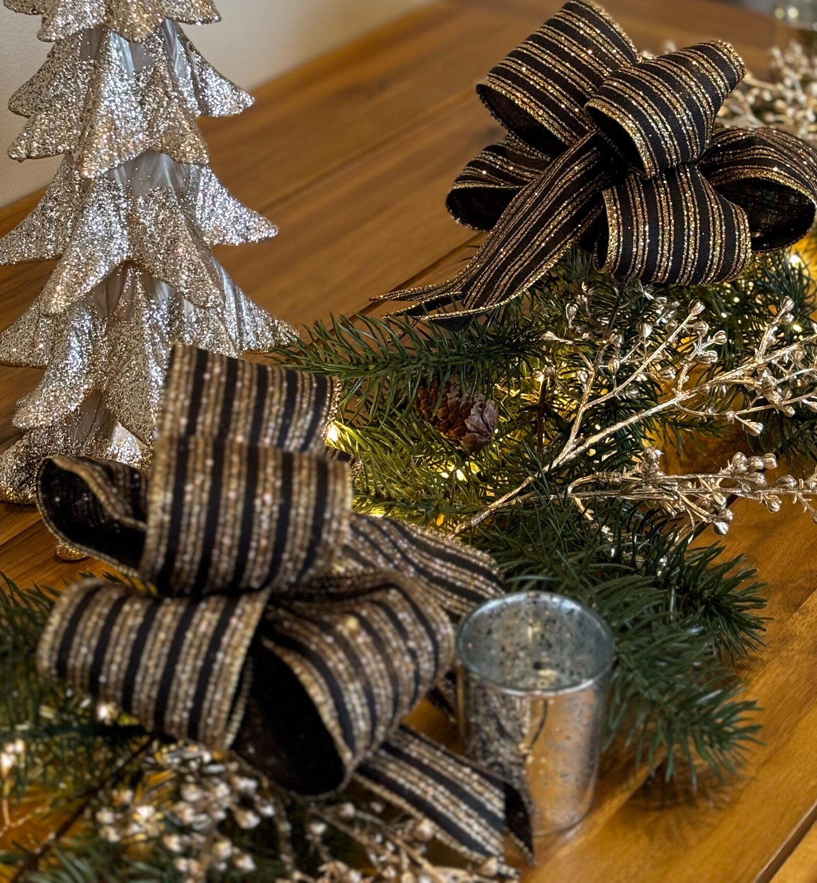 Set of 8 Bows. Black and Gold Bows for Christmas or New Years Eve ...