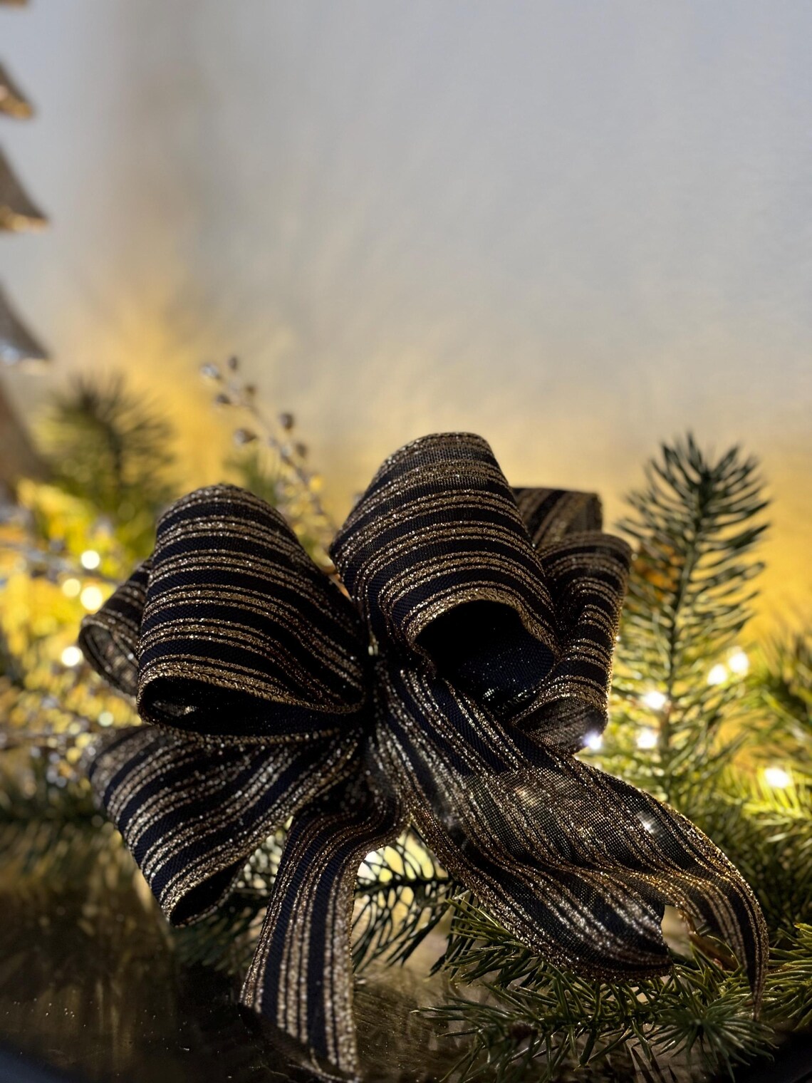 Set of 8 Bows. Black and Gold Bows for Christmas or New Years Eve ...