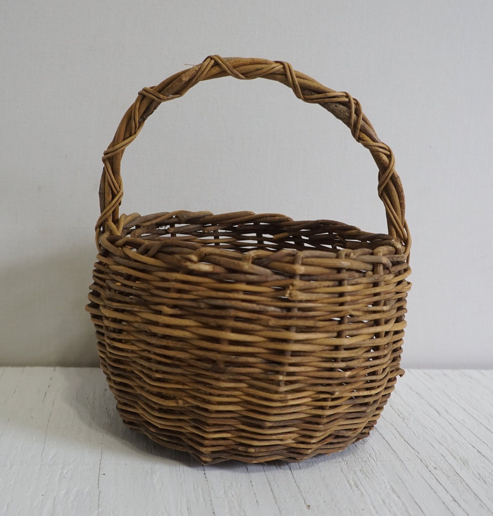 Small Round Grapevine/twig Basket With Twisted Handle - Etsy