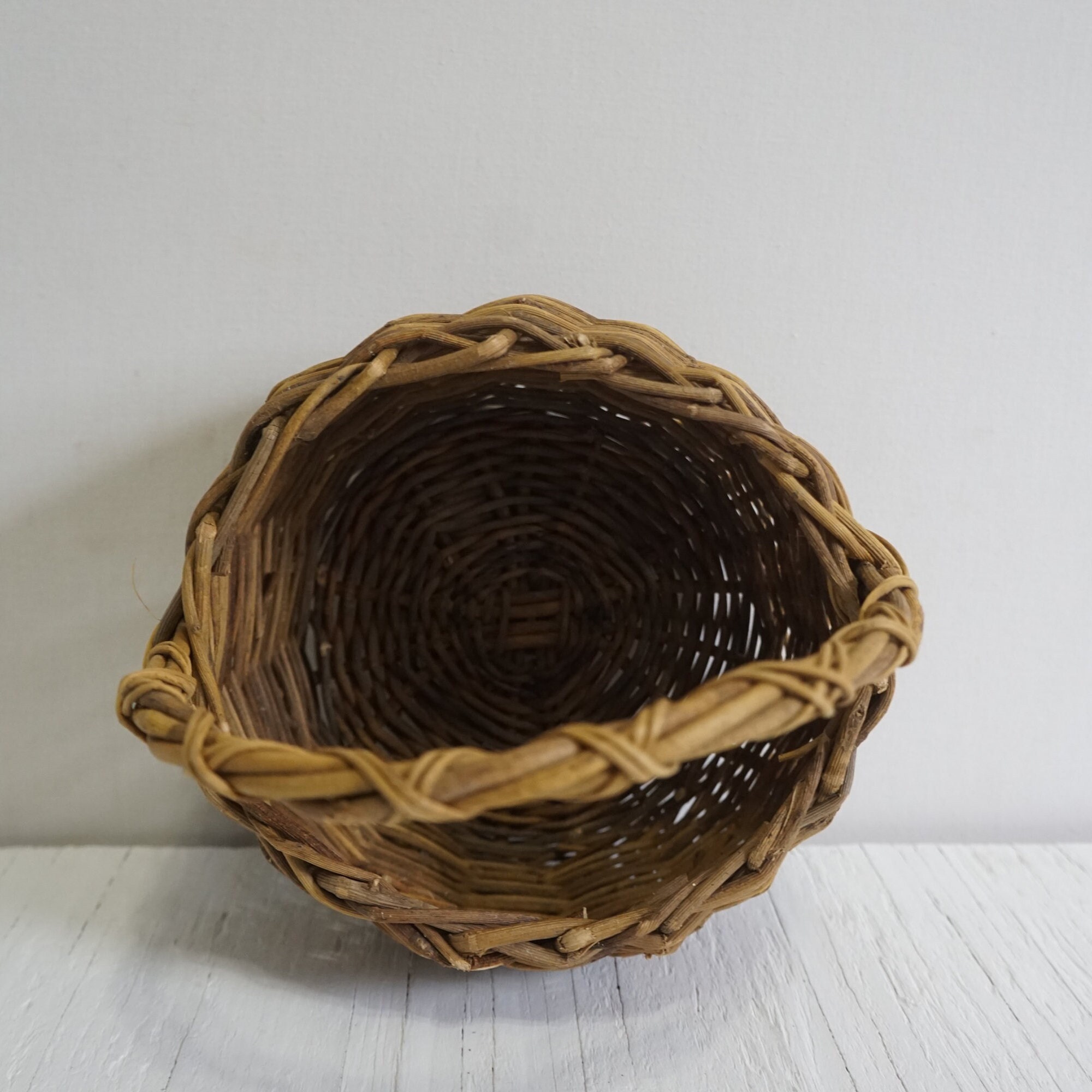 Small Round Grapevine/twig Basket With Twisted Handle - Etsy