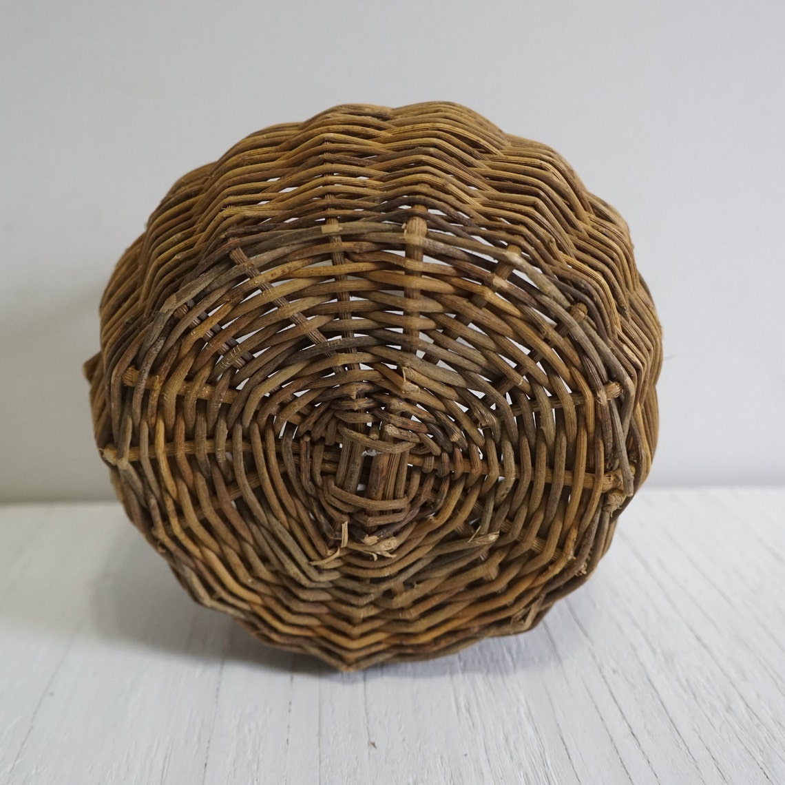 Small Round Grapevine/twig Basket With Twisted Handle - Etsy