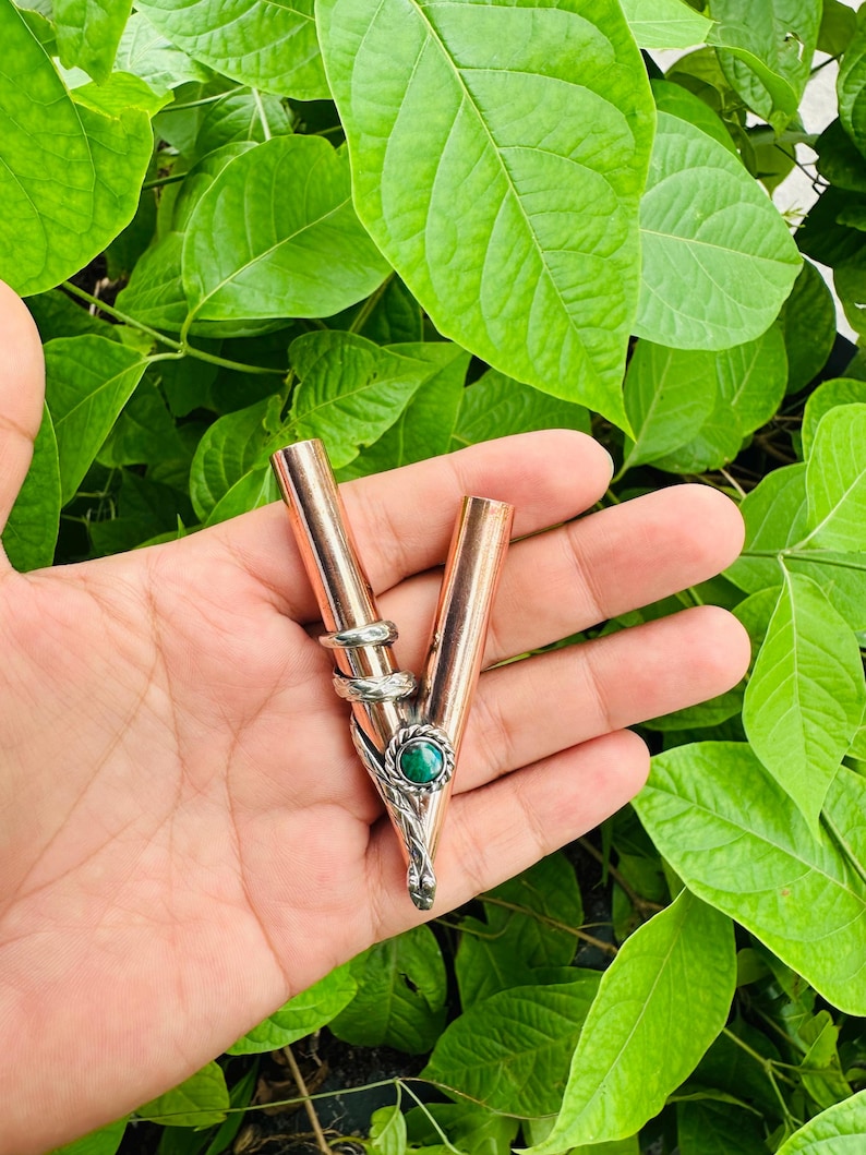 Kuripe realizzato in minerale di rame con gioielli di alta qualità ...