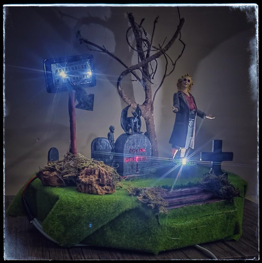 Beetlejuice-diorama - Etsy