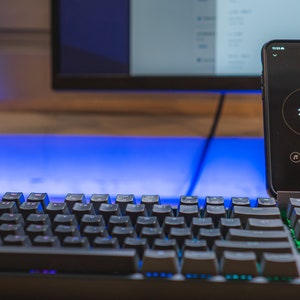 K-series Aluminum Frame Glance Stand Phone Mount for Keychron K Series ...