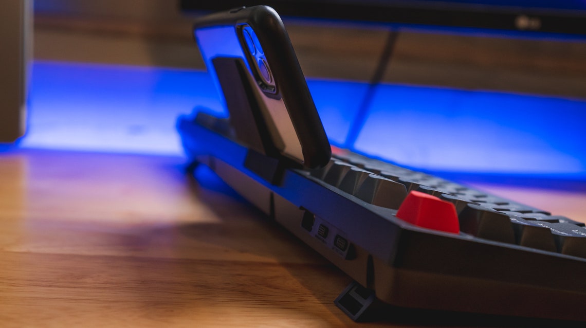 K-series Aluminum Frame Glance Stand Phone Mount for Keychron K Series ...