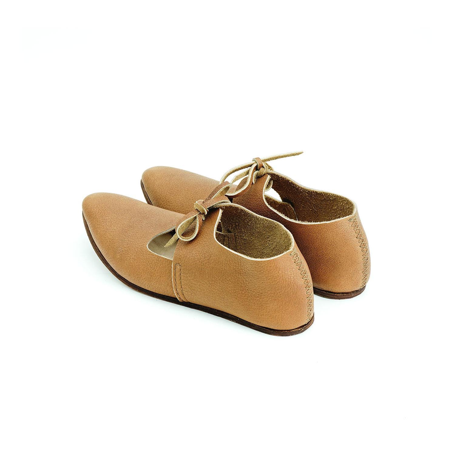 Medieval Latchet Shoes – Handmade 15th Century Leather Footwear for ...