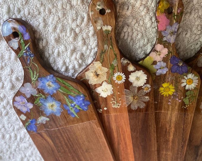 Handmade Pressed Flower Cutting Board: Acadia Wood Resin Art - Etsy