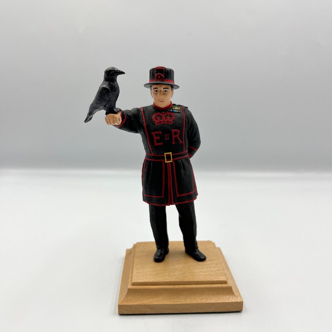Resin Beefeater Figurine With Raven - Tower of London Guard (120mm, 1 ...
