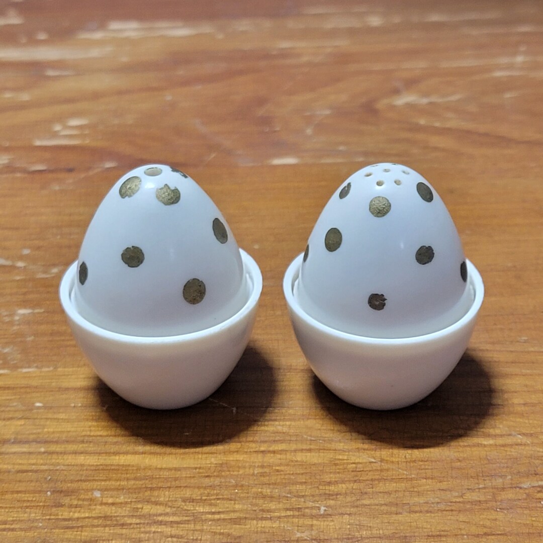 Vintage Bakelite Plastic Egg Salt & Pepper Shakers Cream With Gold Dots ...