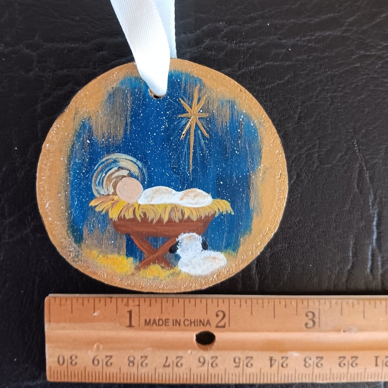 Hand Painted Nativity Scene on Wood Slice, Baby Jesus and Lamb, Creche ...