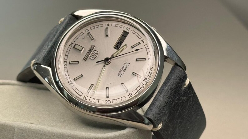 Vintage Seiko 5, White Dial, Black Rubber Strap Automatic 17 Jewels ...