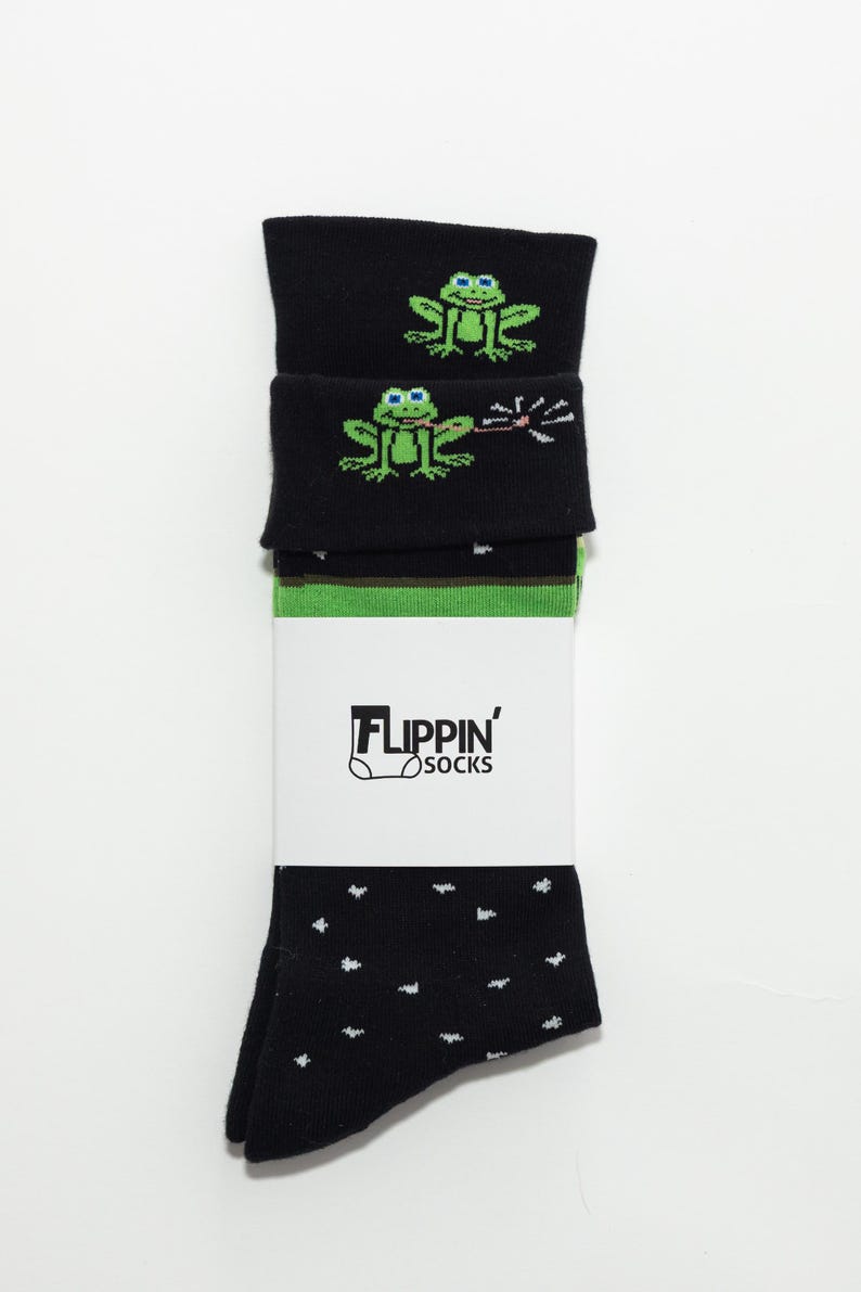 Calcetines de rana. Una rana atrapa una mosca. - Etsy España