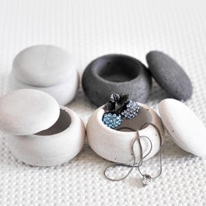 Round Scandinavian Concrete Jewelry Box With Lid | Modern Jewelry ...