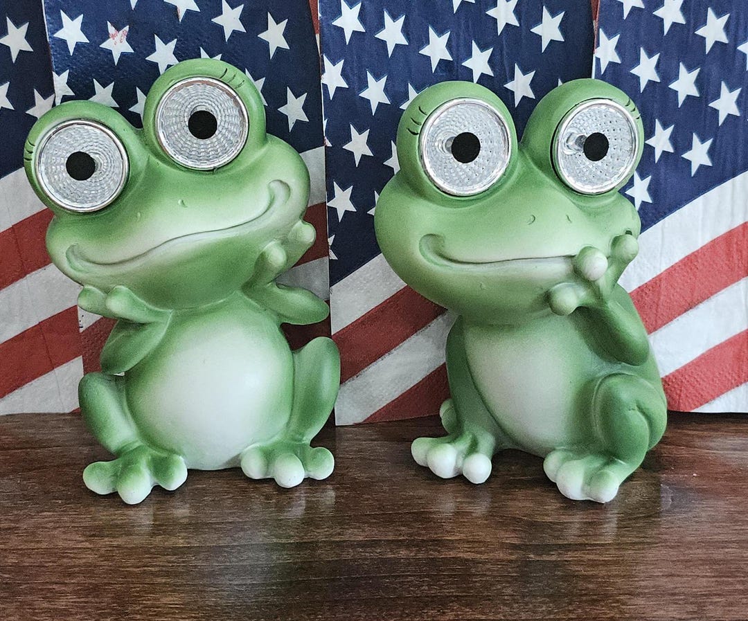 Adorable Brand New Set of Frogs With LED SOLAR EYES Great for Your ...