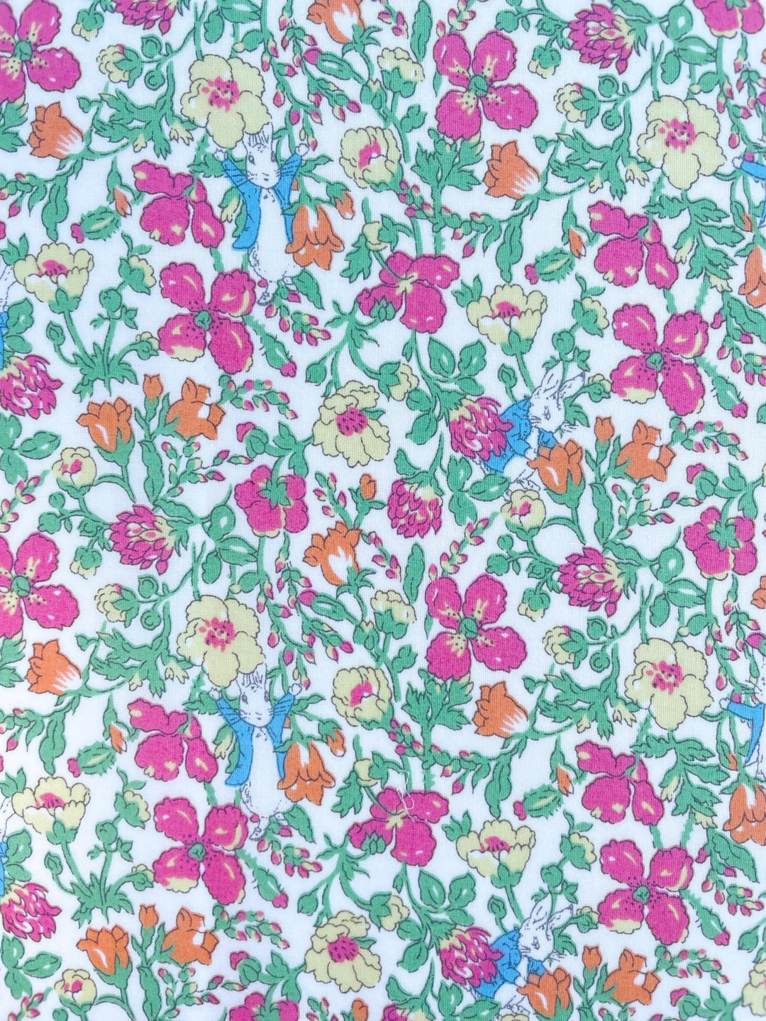 Liberty Japan Peter Rabbit Peter Wiese Tana Lawn Stoff in pink und grün ...