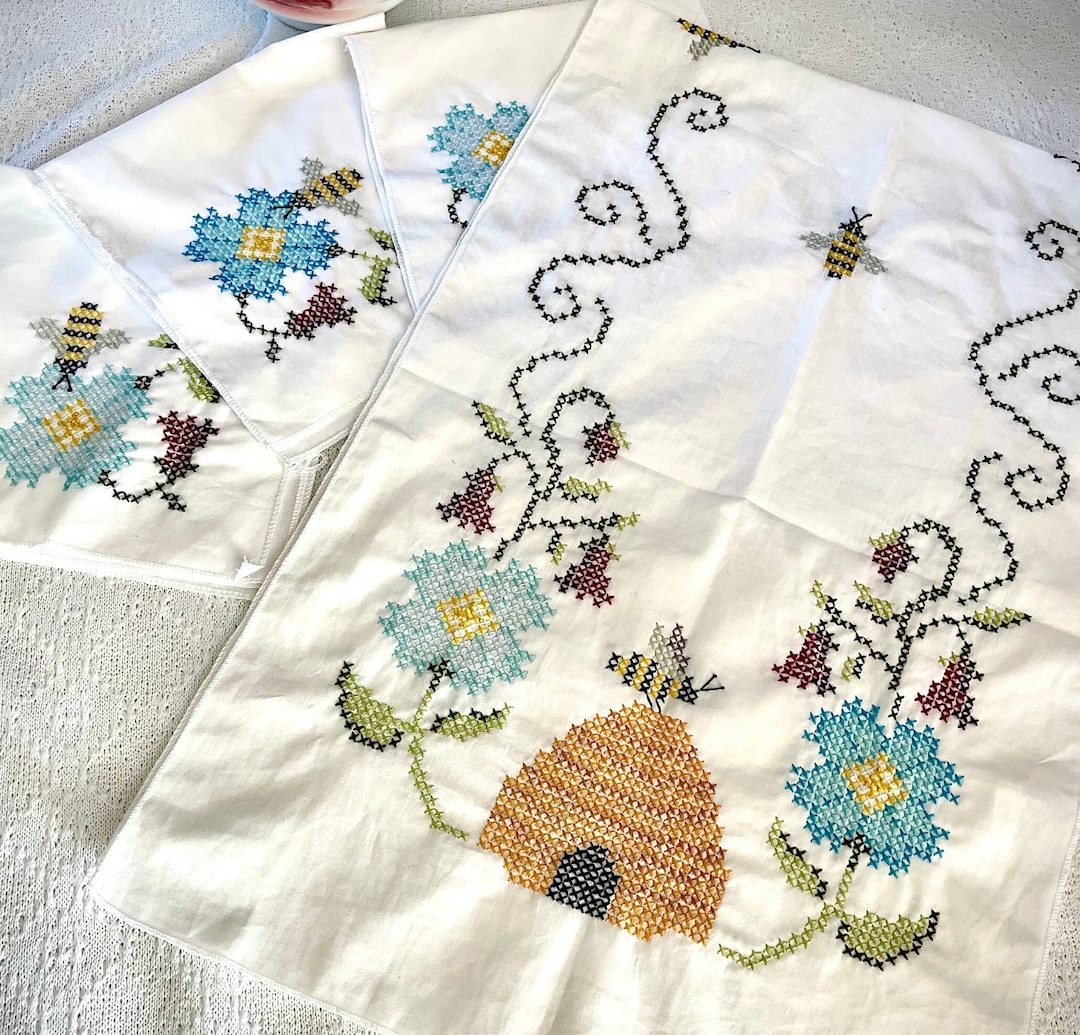 Honey Bee Table Runner With Matching Napkins - Etsy