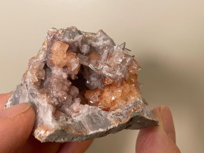 Celestine, Calcite, Hematite, Chalcedony. Wayne County, Utah. 5.5x3.5cm ...