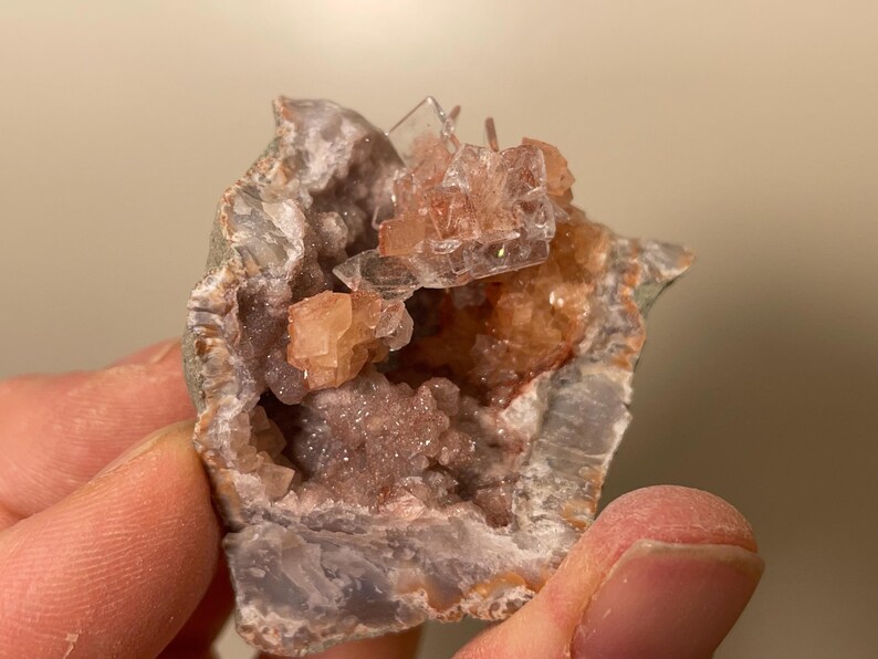 Celestine, Calcite, Hematite, Chalcedony. Wayne County, Utah. 5.5x3.5cm ...