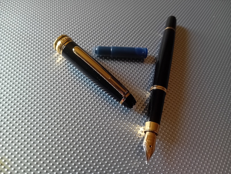 Fountain Metal Pen Black With Gold Ring and Clip Has a New Original ...