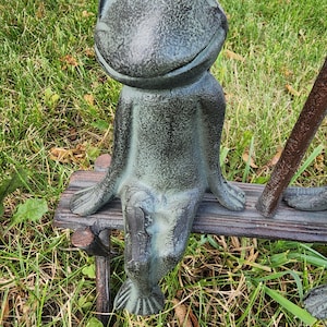 Metal Frog Garden Statue Couple, Whimsical Outdoor Yard Art for Patio ...
