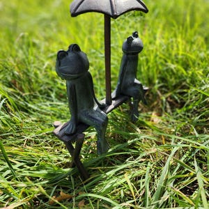 Metal Frog Garden Statue Couple, Whimsical Outdoor Yard Art for Patio ...