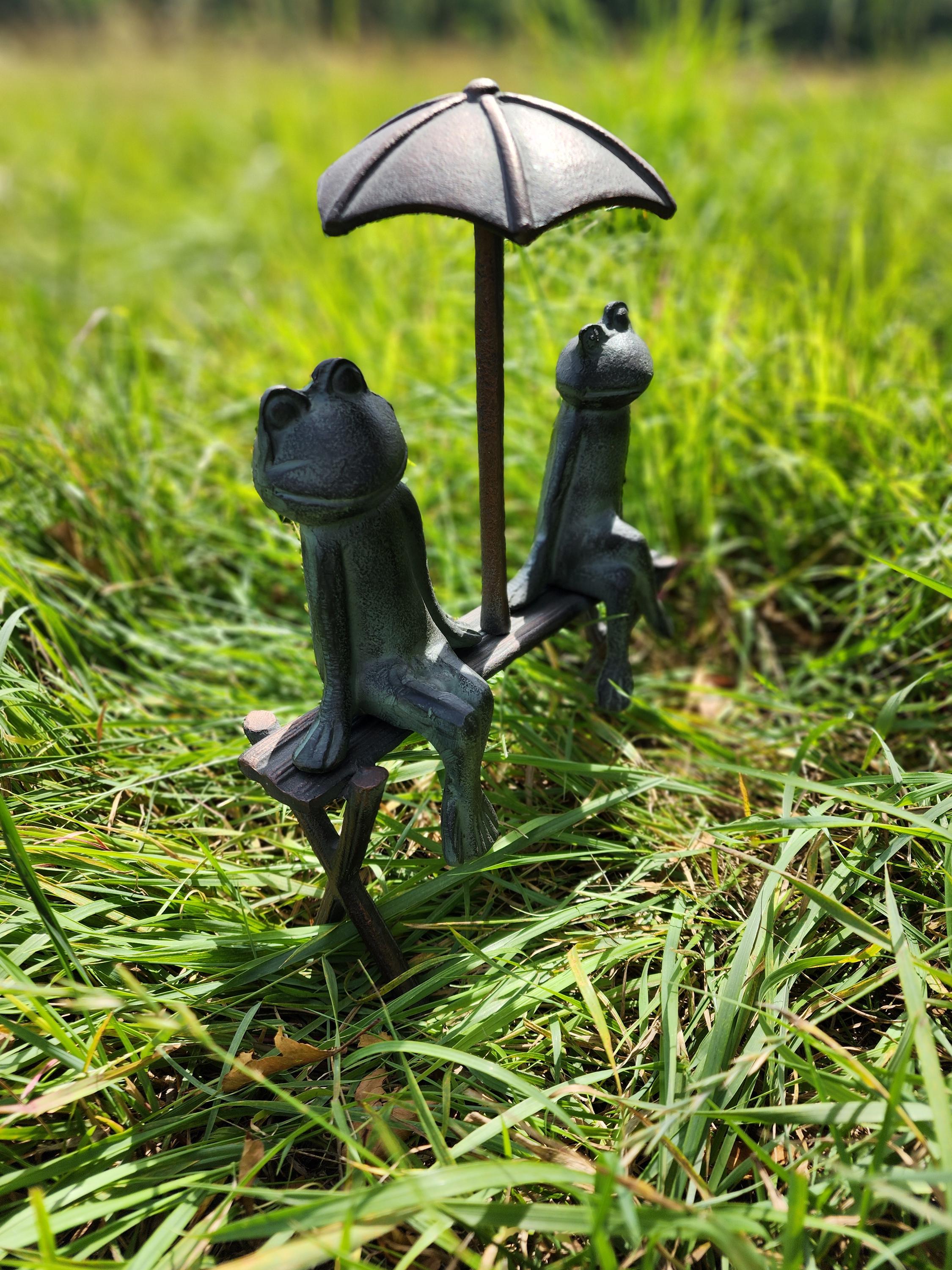 Metal Frog Garden Statue Couple, Whimsical Outdoor Yard Art for Patio ...