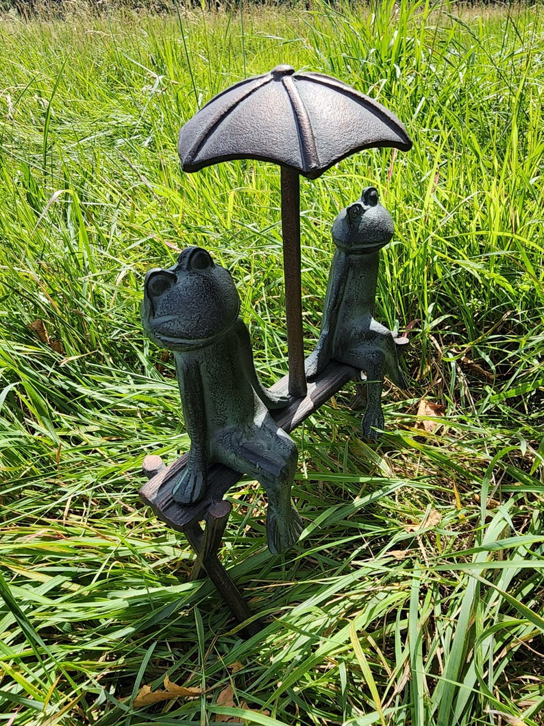 Metal Frog Garden Statue Couple, Whimsical Outdoor Yard Art for Patio ...
