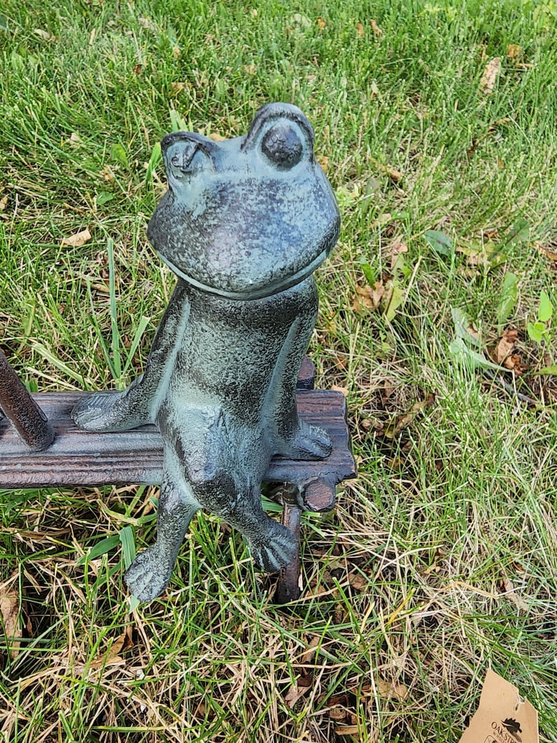 Metal Frog Garden Statue Couple, Whimsical Outdoor Yard Art for Patio ...