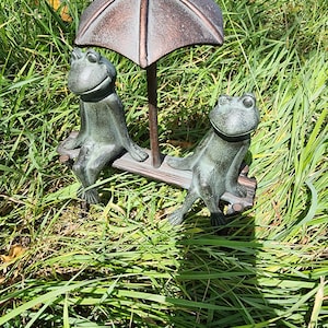 Metal Frog Garden Statue Couple, Whimsical Outdoor Yard Art for Patio ...