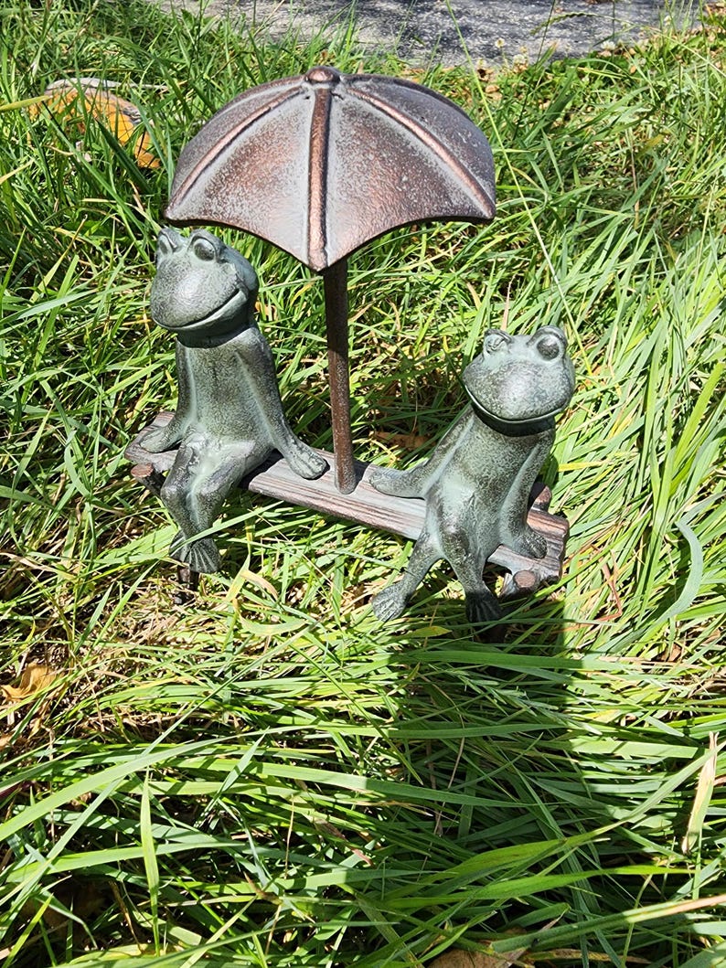 Metal Frog Garden Statue Couple, Whimsical Outdoor Yard Art for Patio ...