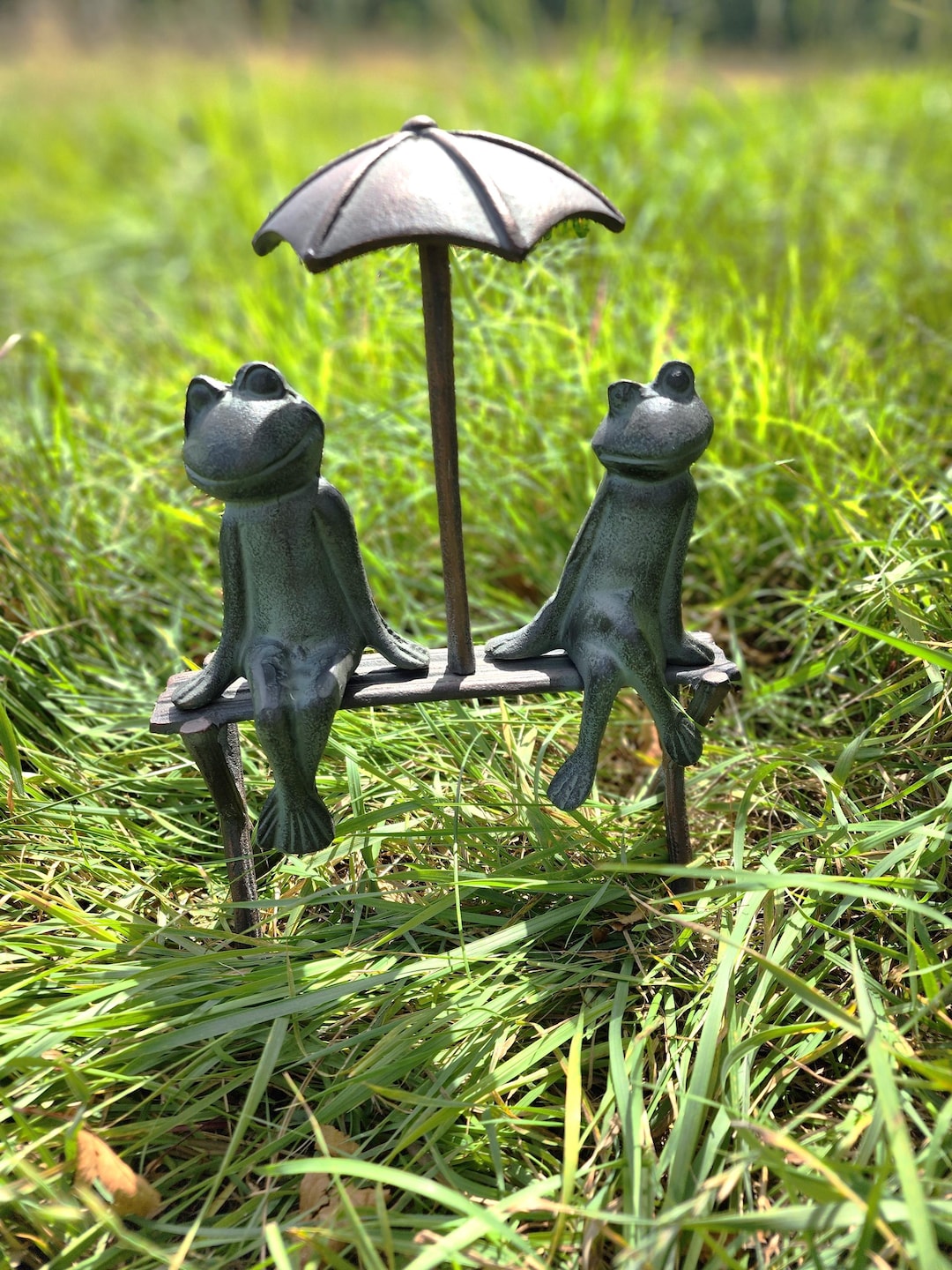 Metal Frog Garden Statue Couple, Whimsical Outdoor Yard Art for Patio ...