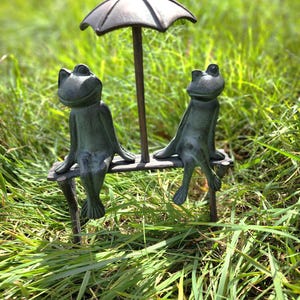 Metal Frog Garden Statue Couple, Whimsical Outdoor Yard Art for Patio ...