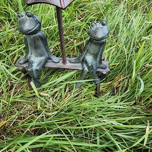 Metal Frog Garden Statue Couple, Whimsical Outdoor Yard Art for Patio ...