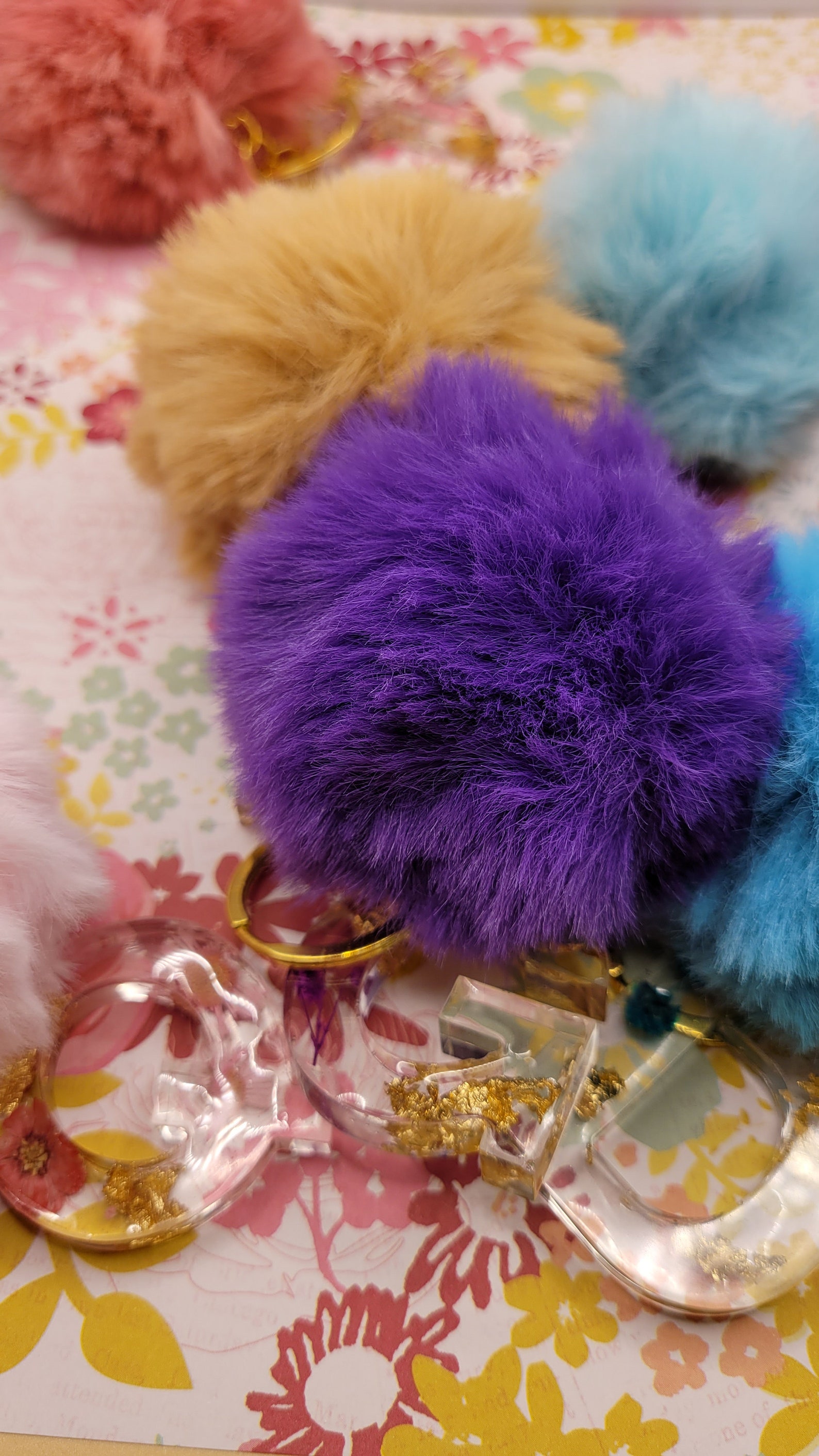 Resin Alphabet Pom Pom Key Chain, Pom Pom Resin Key Chain, Dried Flower ...