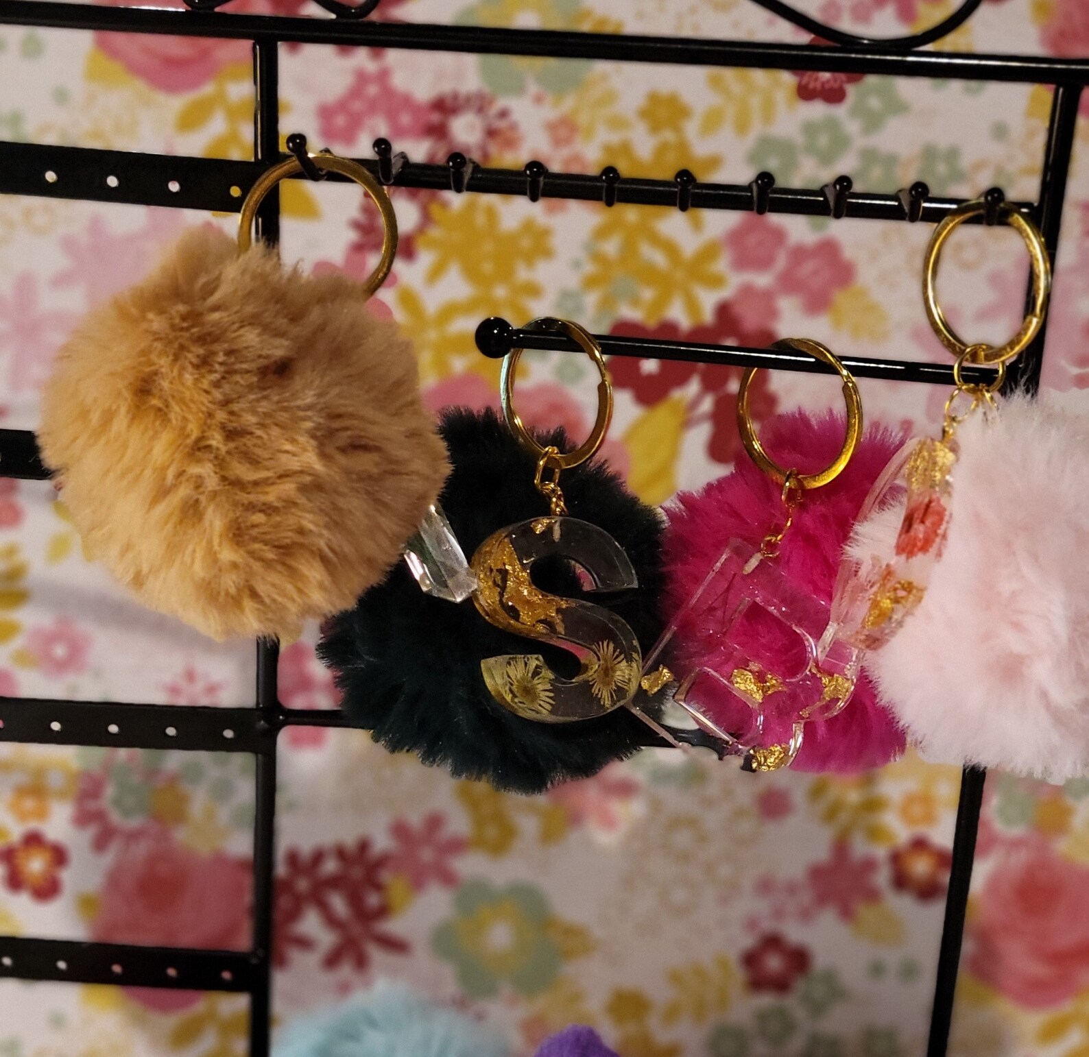 Resin Alphabet Pom Pom Key Chain, Pom Pom Resin Key Chain, Dried Flower ...