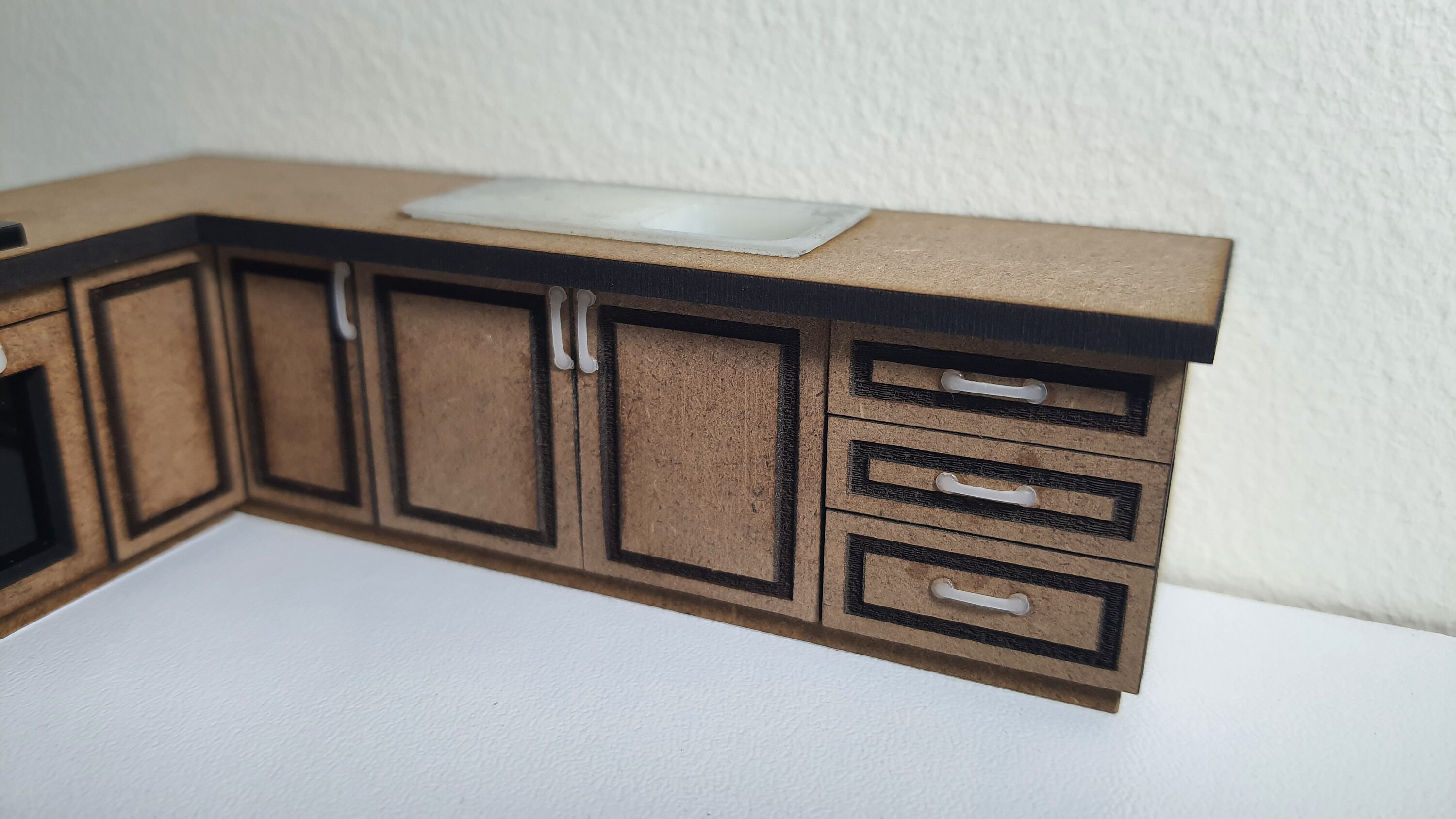 Miniature Kitchen 1:24th Scale Miniature Dolls House Kitchen. This is a ...