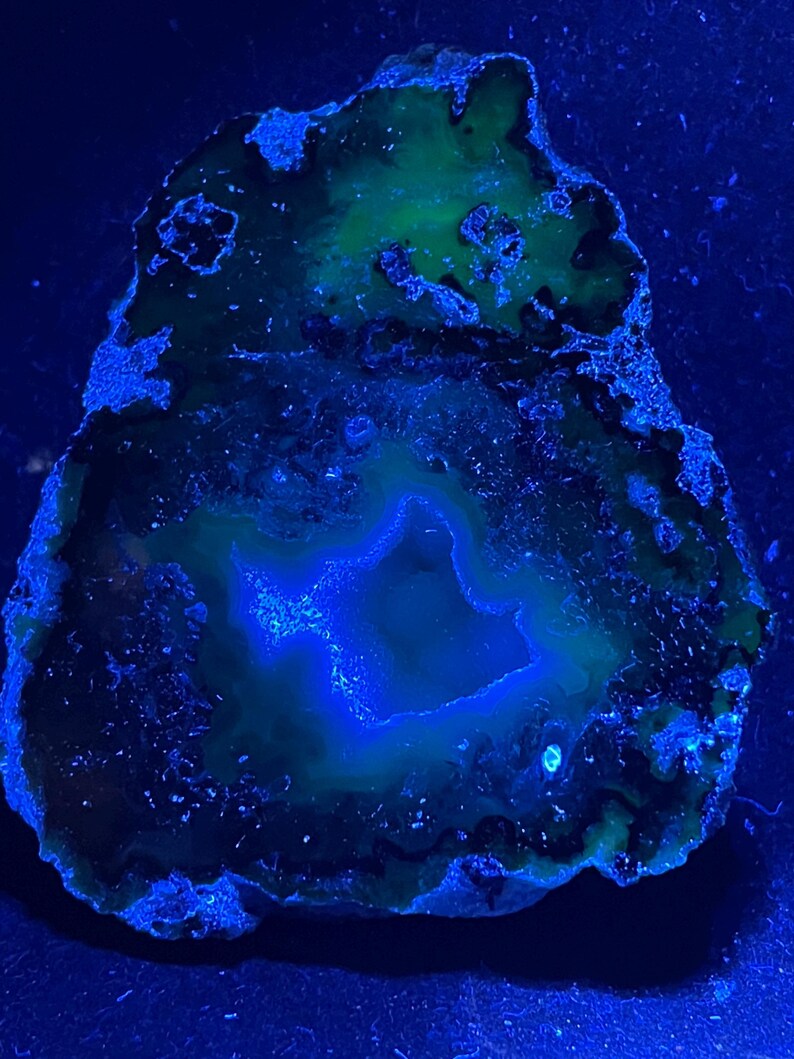 Trancas Geode: Face Polished Fluorescent Specimen With Crystal Center ...