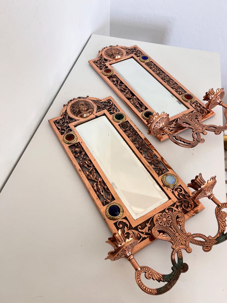 Coppia rara di applique da parete in rame antico con specchio decorato ...