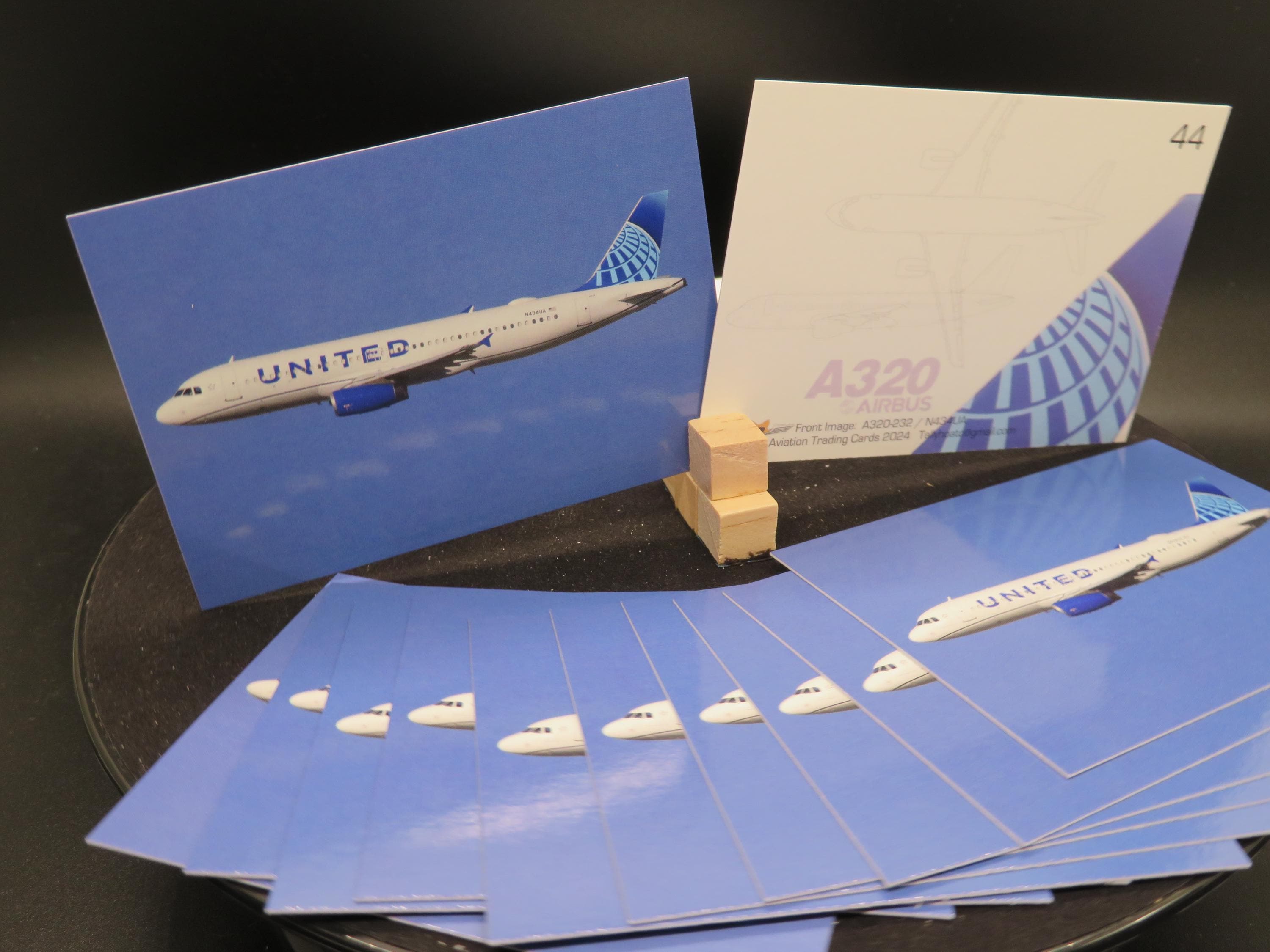 United Airlines Airbus A320 Set of 25 Aviation Trading Cards - 2.5"x 3. ...