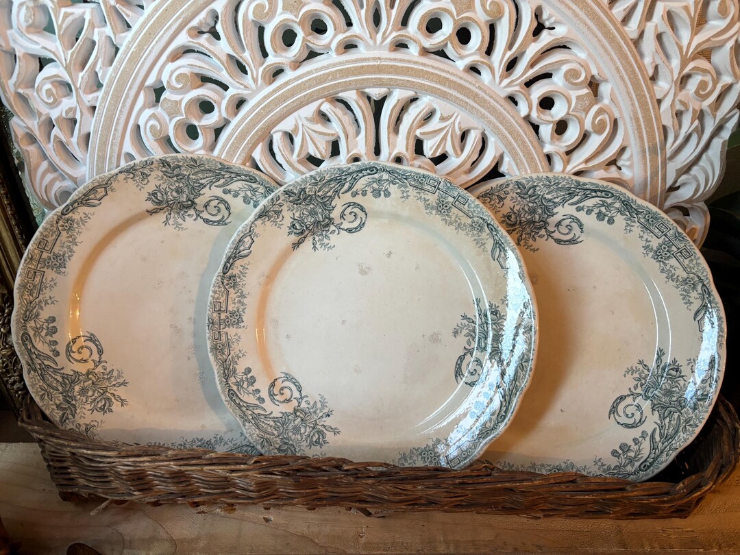 An Set of Three Antique Plates From the Manufacture Impériale Et Royale ...