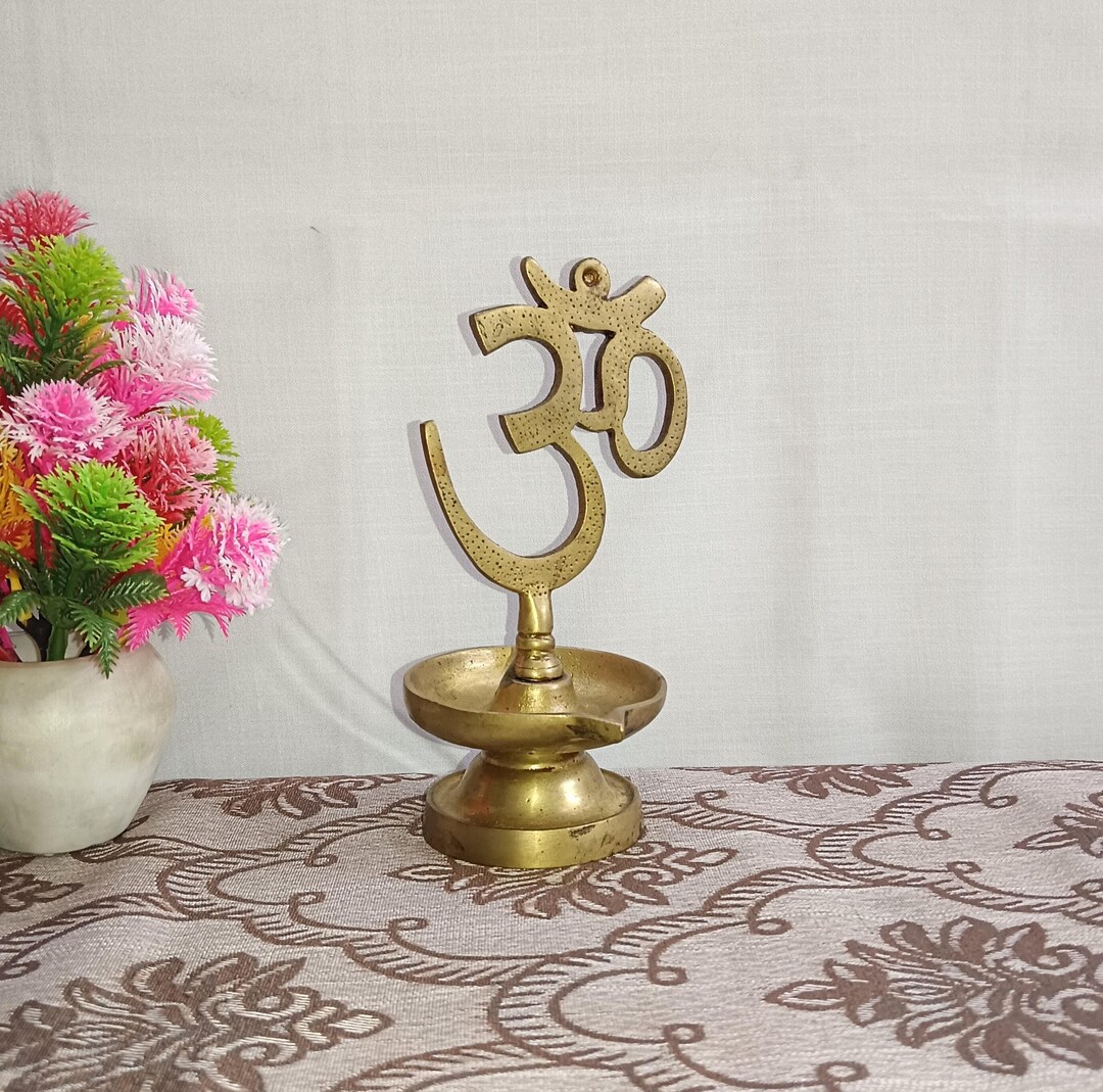 Shiva's Om Symbols Oil Wick Diya | Brass Om Lamp Religious Home Table ...