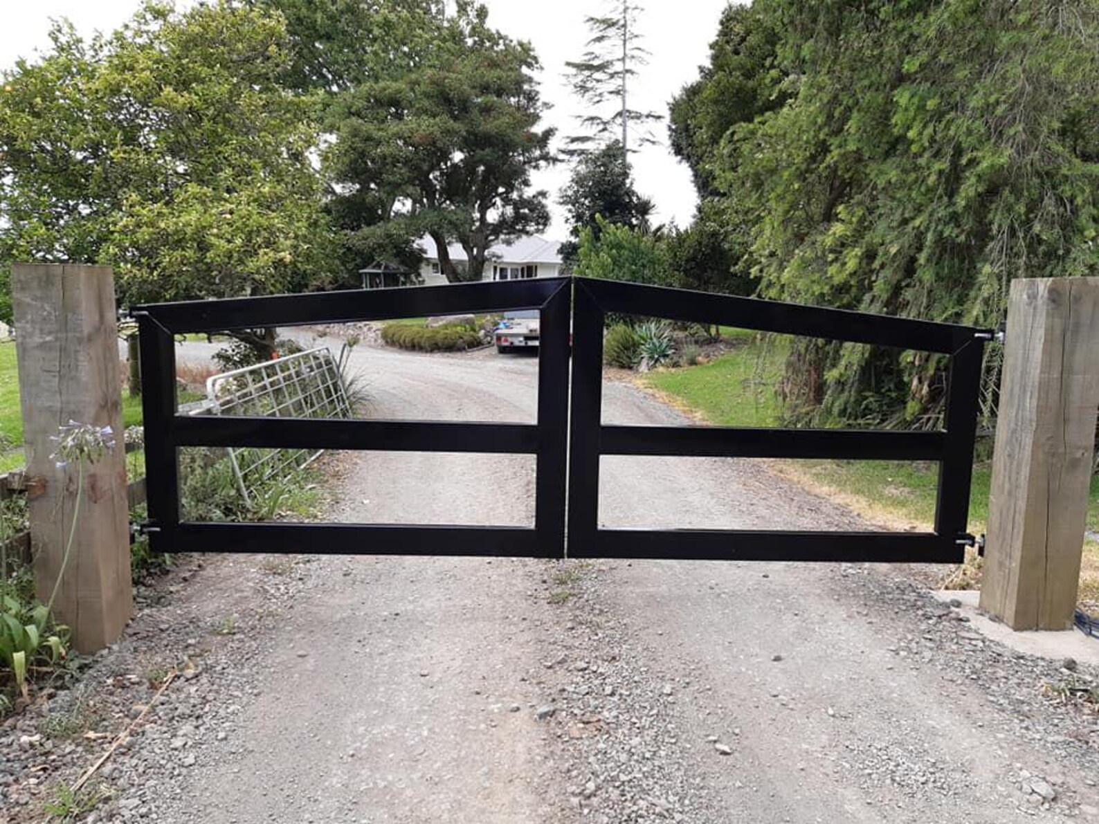 Sample Farm Style Metal Driveway Gate _ Canadian Crafted Excellence_gg ...
